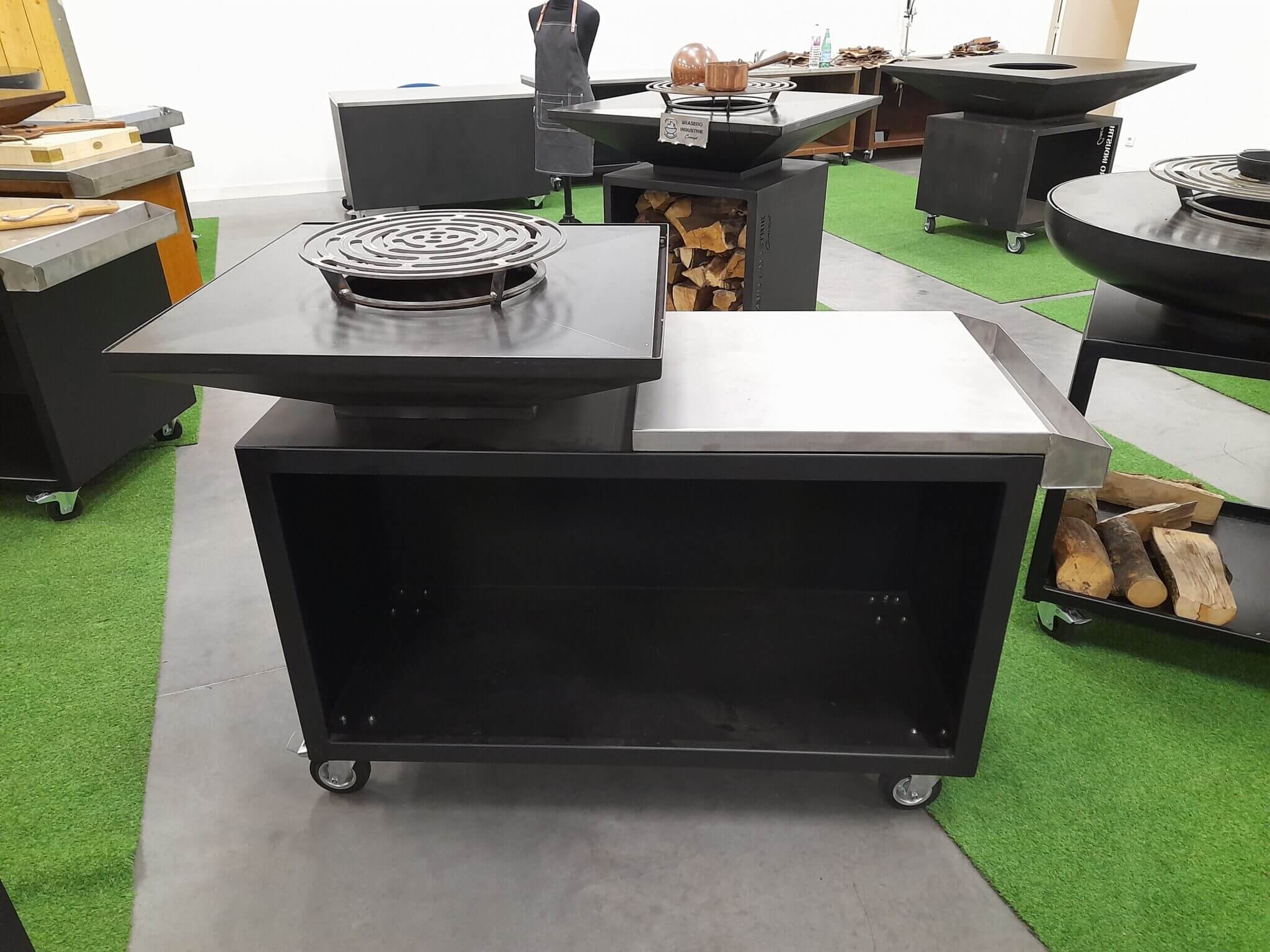 Brasero meuble carré en acier pour l'extérieur